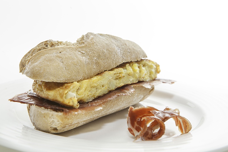 Bocadillo en Pan de centeno, con tortilla de patatas, cebolla y jamón ...
